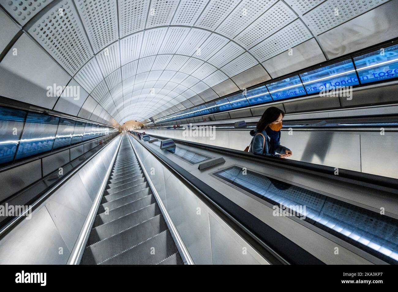 London, UK. 31st Oct, 2022. The Elizabeth line (crossrail) Bond Street ...