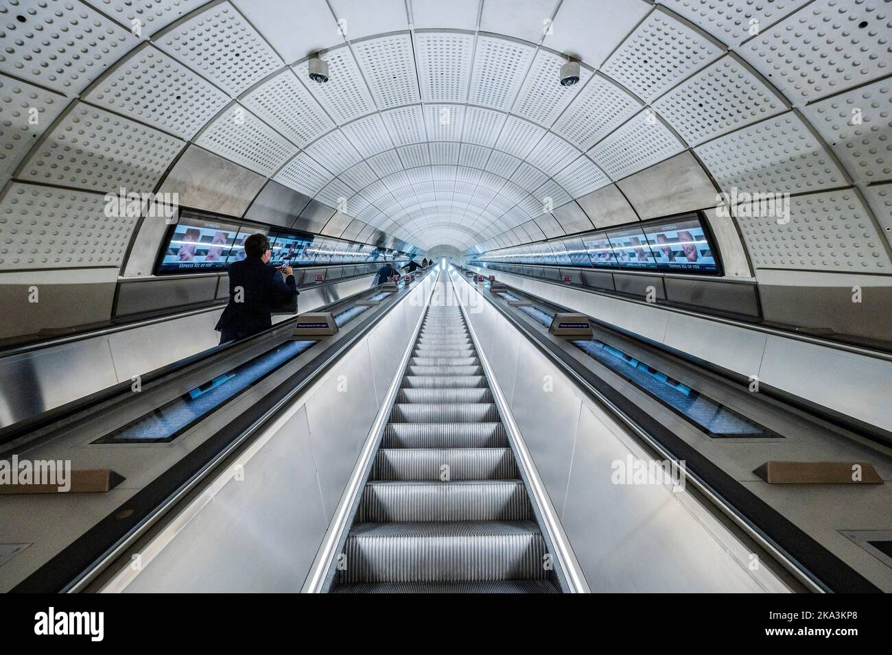 London, UK. 31st Oct, 2022. The Elizabeth line (crossrail) Bond Street ...