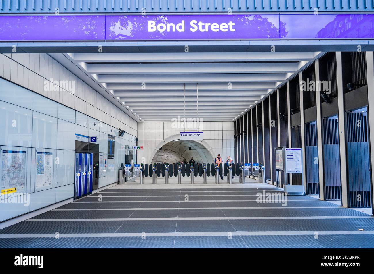 London, UK. 31st Oct, 2022. The Elizabeth line (crossrail) Bond Street ...