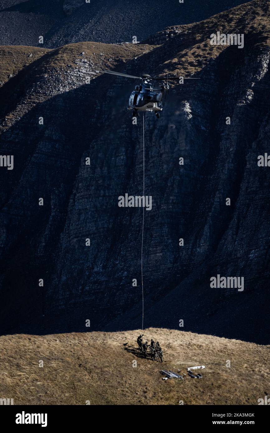 Helicopter during Spie rigging Stock Photo - Alamy