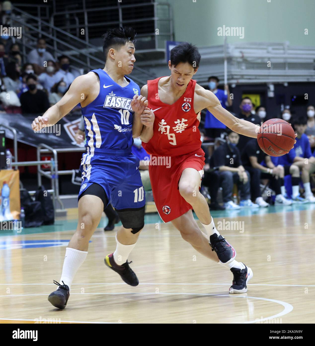 Alex Cheung Yin-lung of South China moves past Eastern player Ricky ...