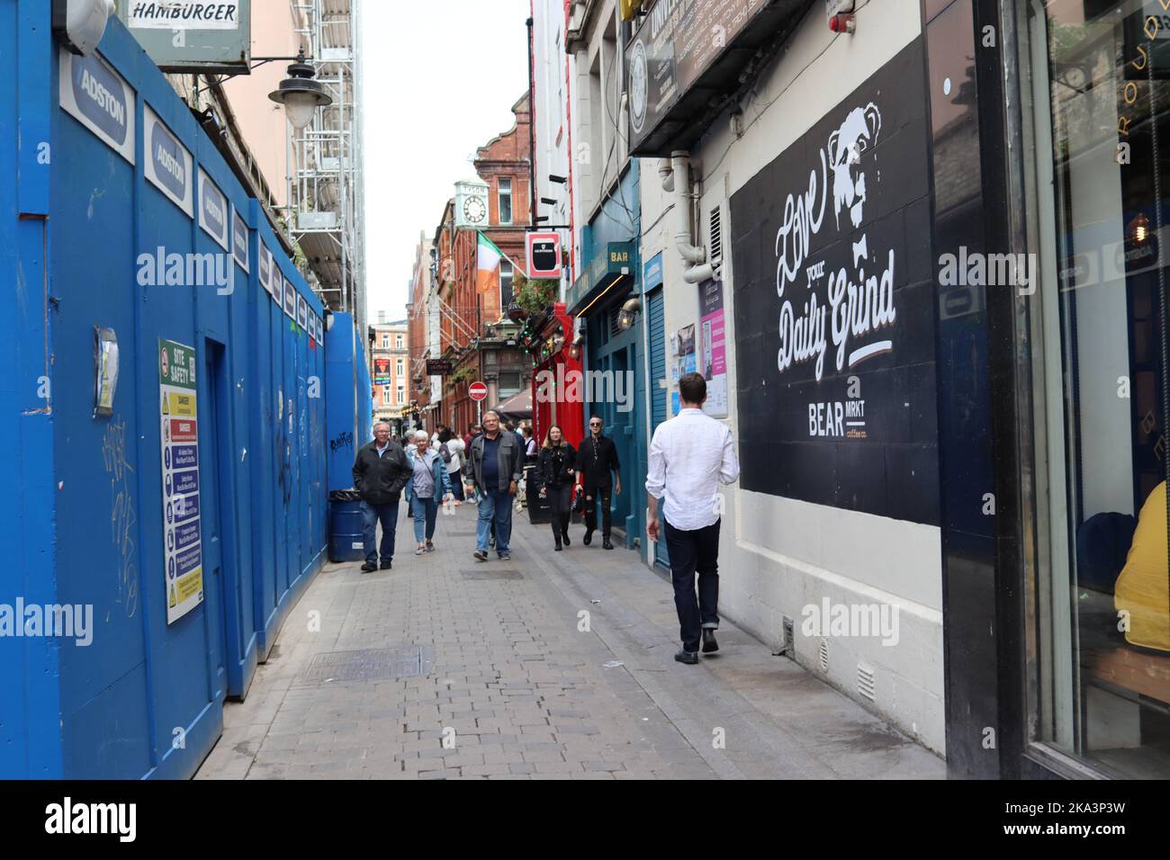 People walking through Dame Lane in Dublin City Stock Photo - Alamy