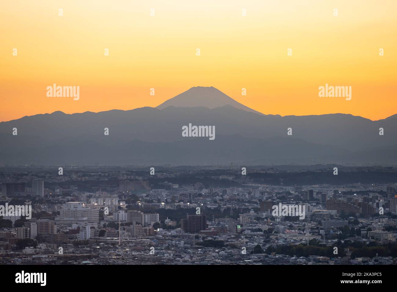 Tokyo, Japan. 31st Oct, 2022. The sun sets over Mt. Fuji (å¯Œå£«å±± ...