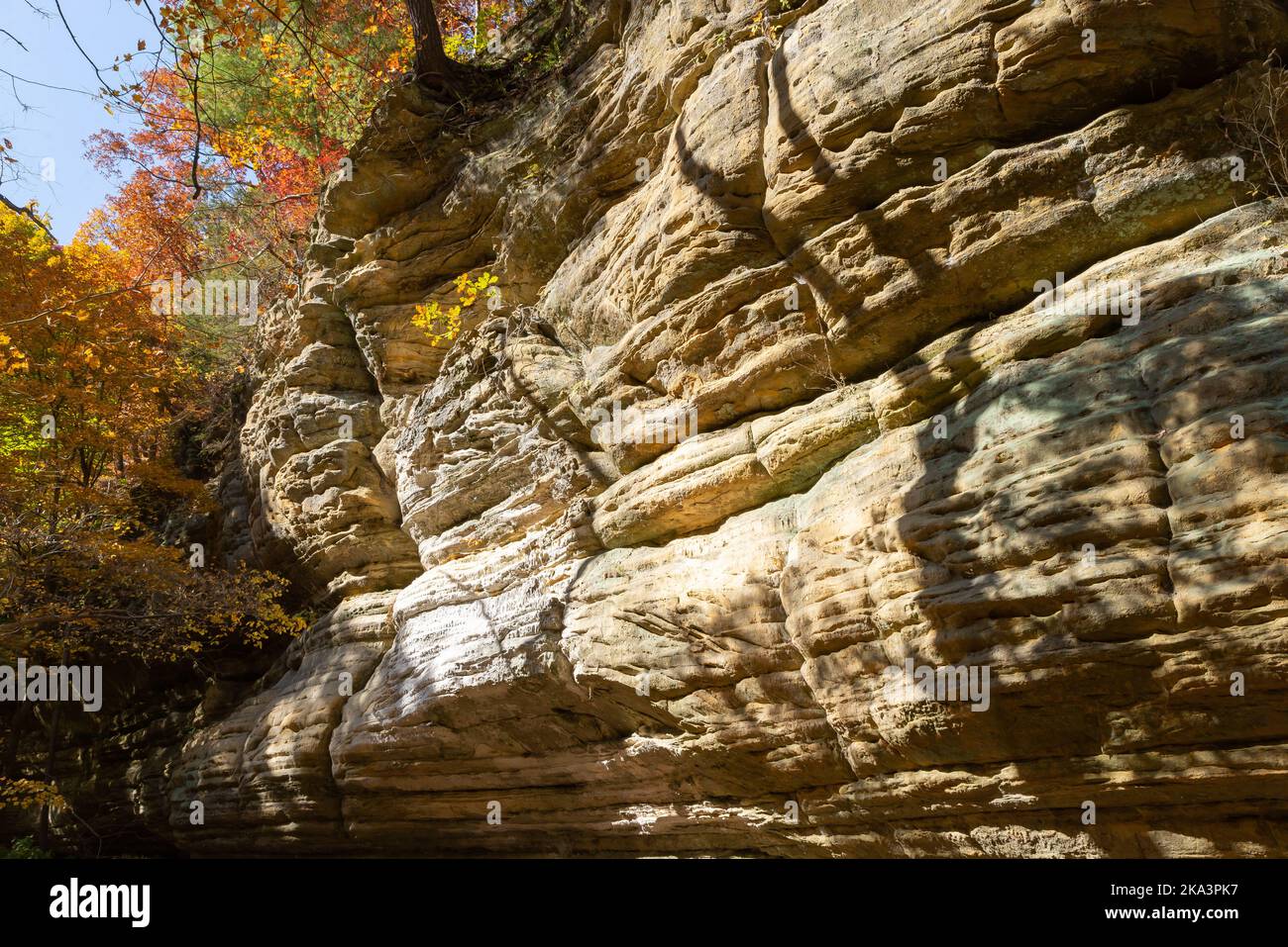 Canyon walls in Illinois Canyon on a sunny Autumn morning. Starved Rock ...