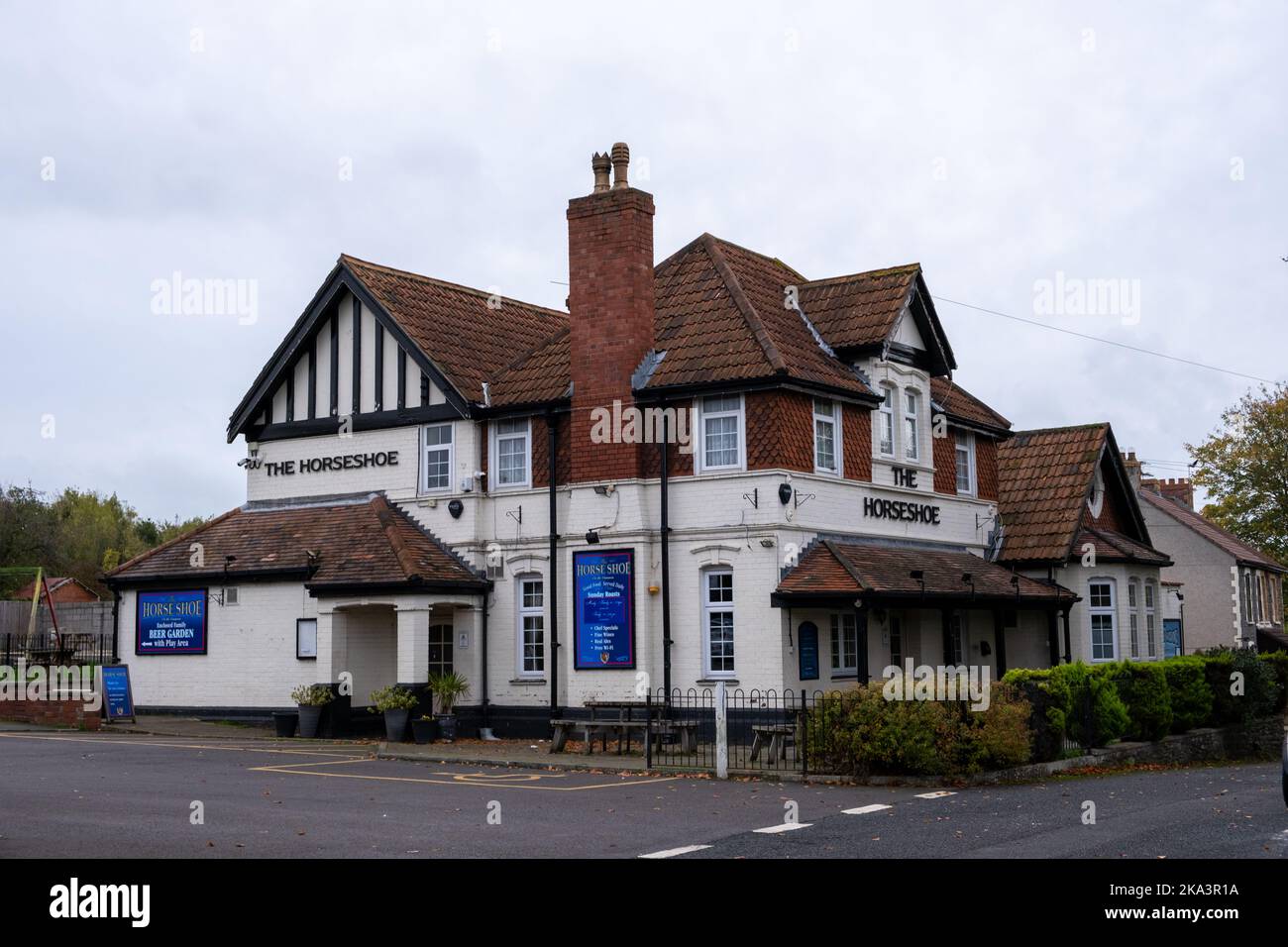 Horseshoe pub hi-res stock photography and images - Alamy