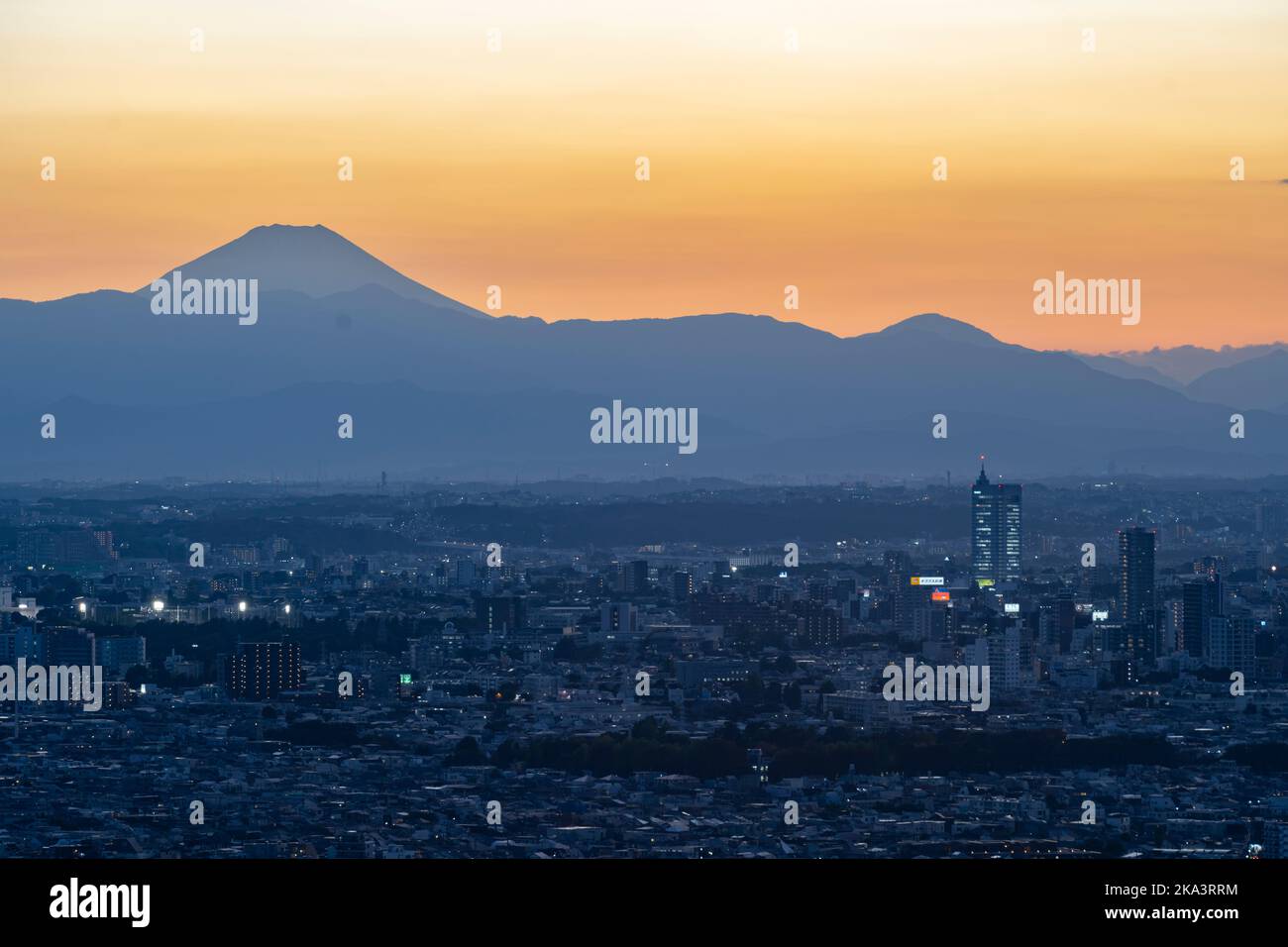 Tokyo, Japan. 31st Oct, 2022. The sun sets over Mt. Fuji (å¯Œå£«å±± ...