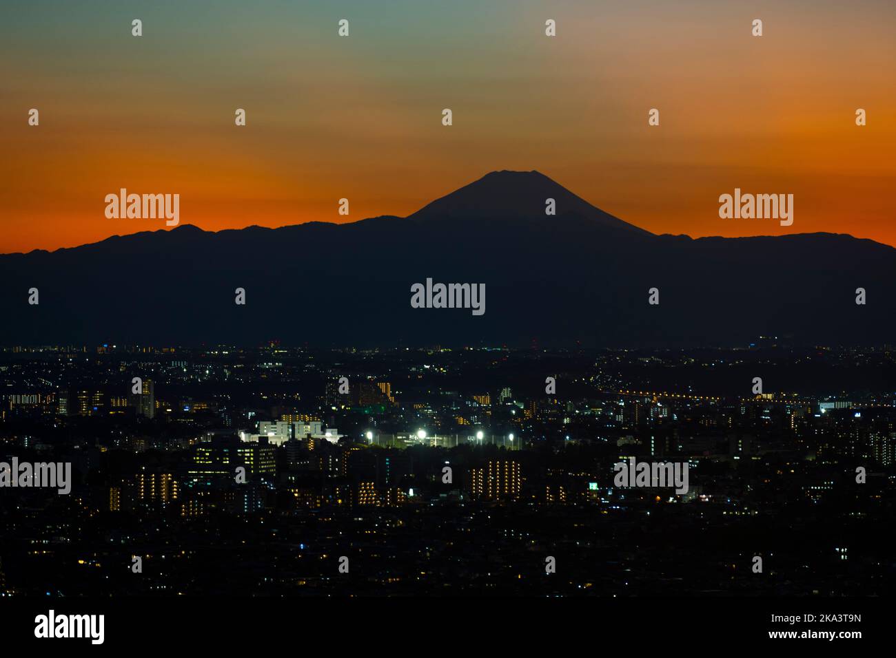 Tokyo, Japan. 31st Oct, 2022. The sun sets over Mt. Fuji (å¯Œå£«å±± ...