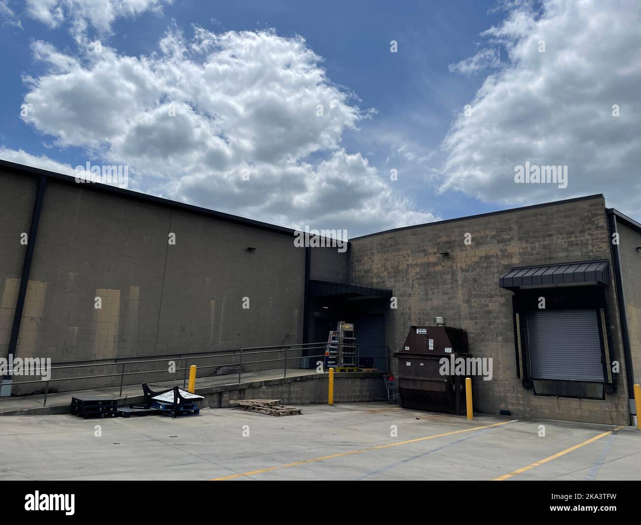 Back of warehouse, usa hi-res stock photography and images - Alamy