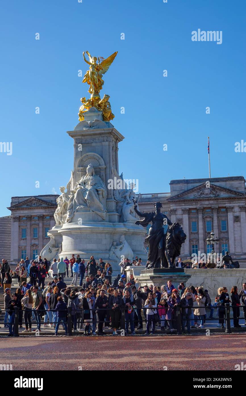 Crowd on the Victoria Memorial, in front of Buckingham Palace, gathered ...