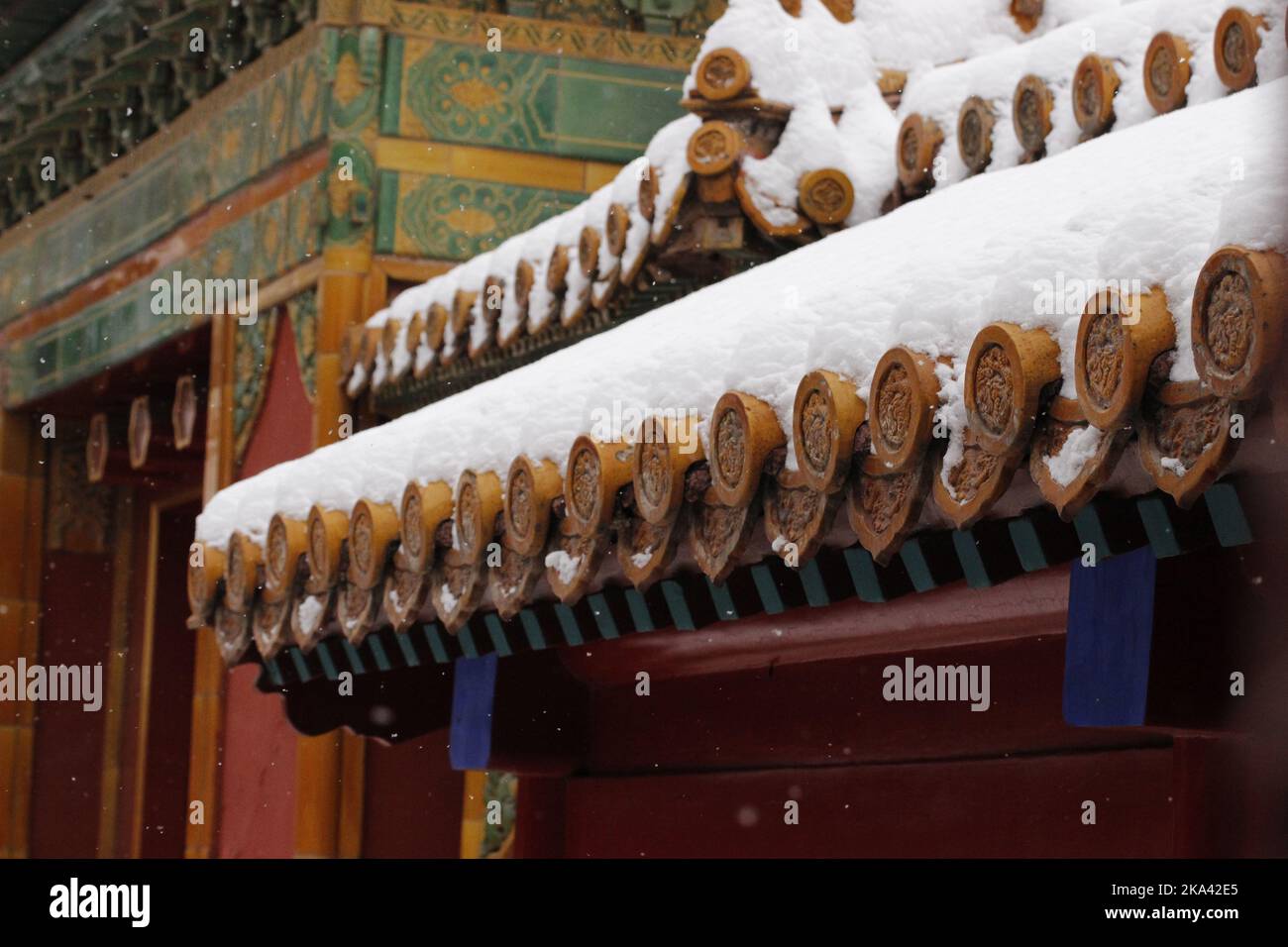 The roof detail of the ancient temple covered with snow in winter Stock ...