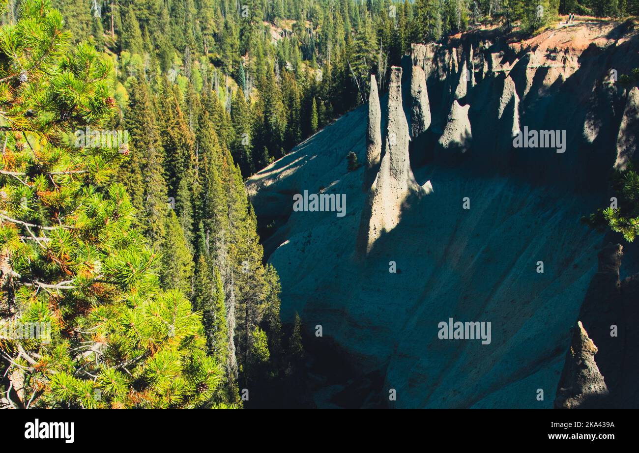 The Pinnacles, volcanic vents hugging the edge of crater lake in Oregon ...