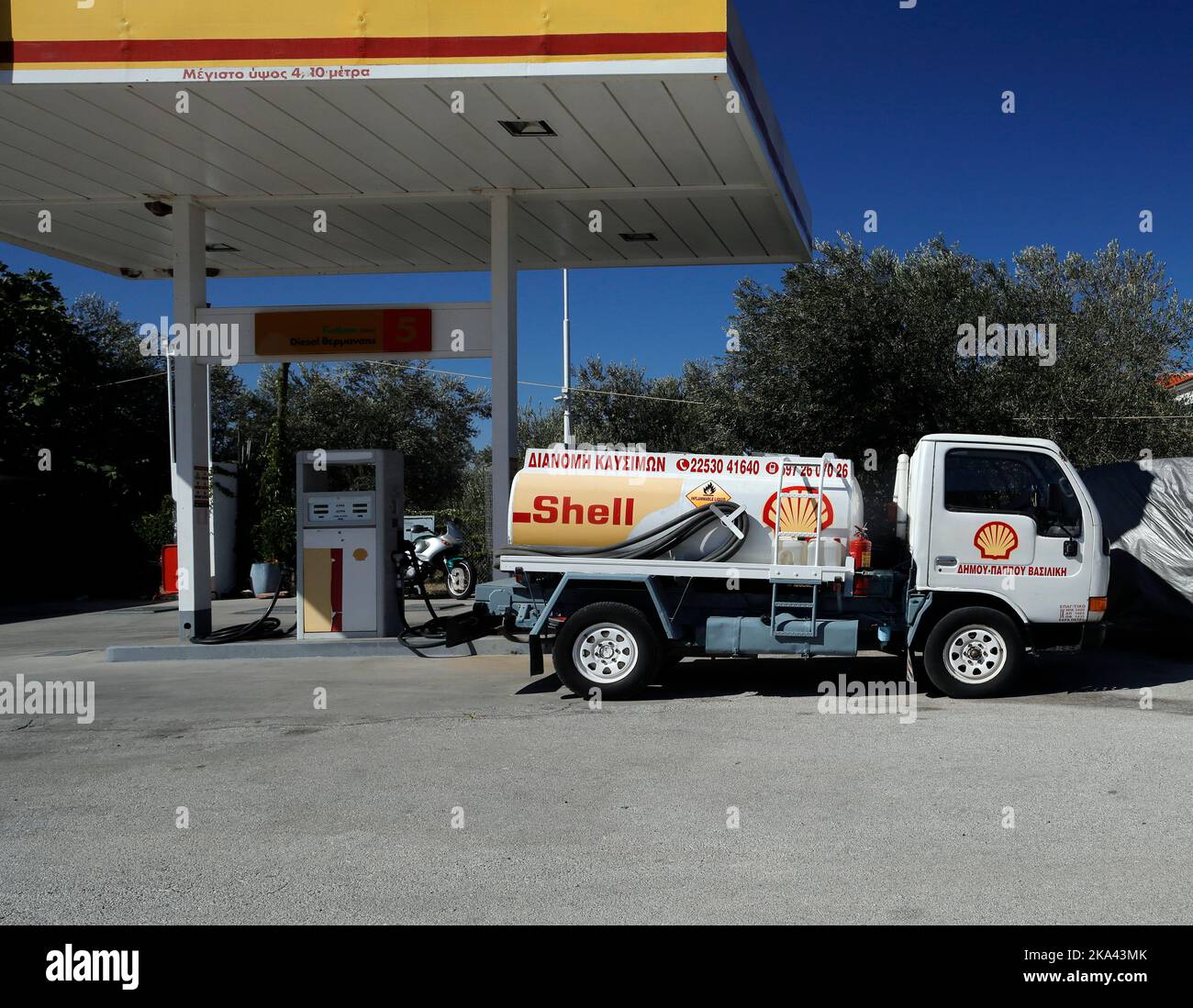 Shell petrol tanker hi-res stock photography and images - Alamy