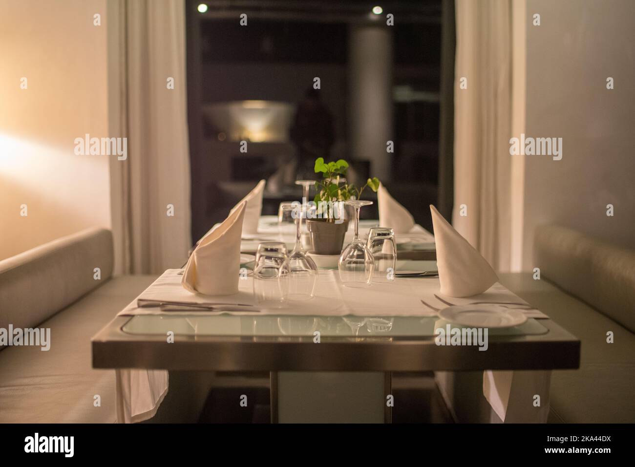 Empty dinner table in a luxurious hotel Stock Photo - Alamy