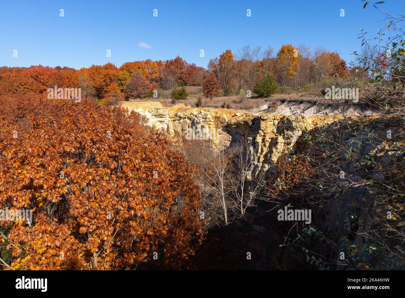 Bluffs and Autumn colors at Buffalo Rock State Park in Illinois, USA ...