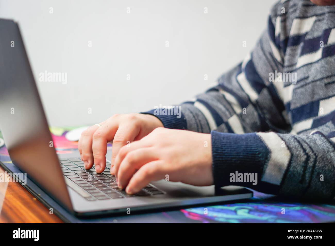 Typing contract hi-res stock photography and images - Alamy