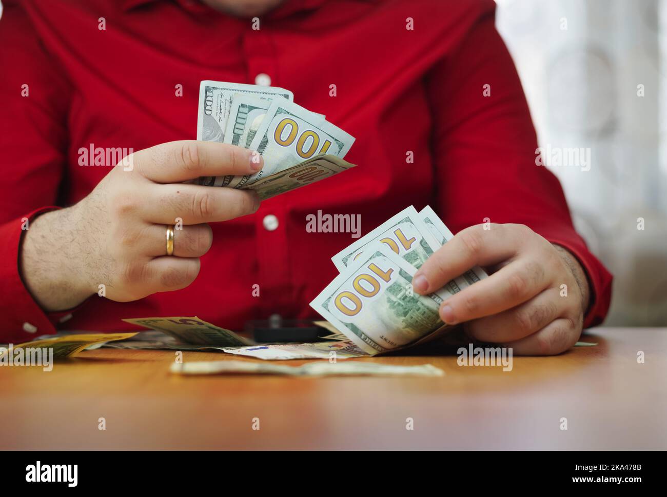 Counting us currency woman counts hi-res stock photography and images - Alamy