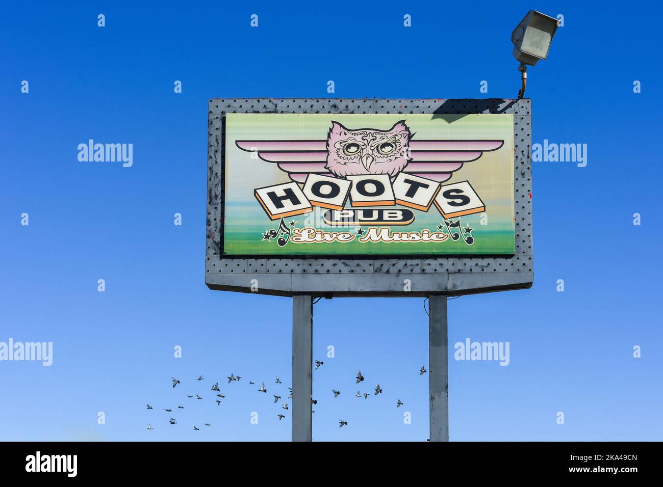 Hoots pub hi-res stock photography and images - Alamy