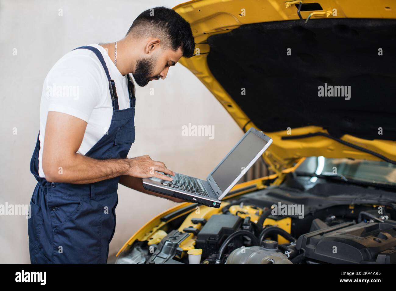 Indian male laptop technician hi-res stock photography and images - Alamy