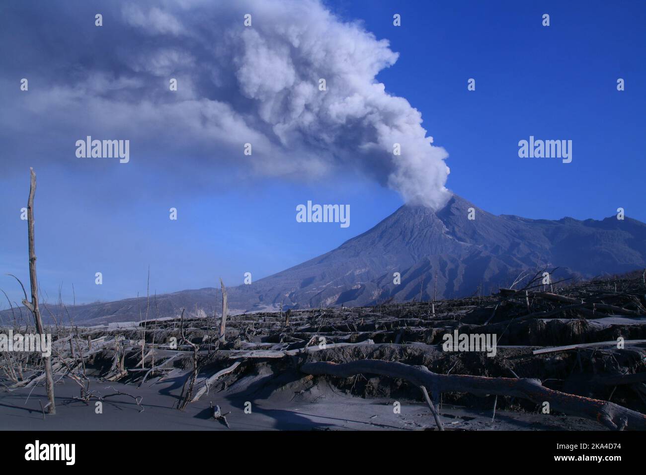 The eruption of Mount Merapi in Central Java, Indonesia Stock Photo - Alamy