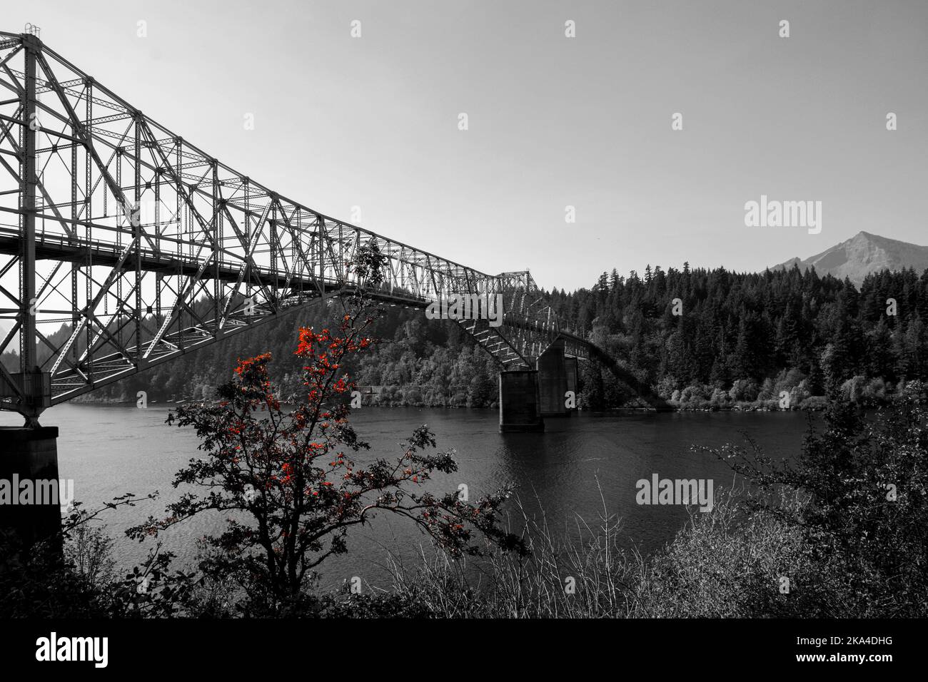 Bridge of the Gods spanning the Columbia River, linking Oregon and ...