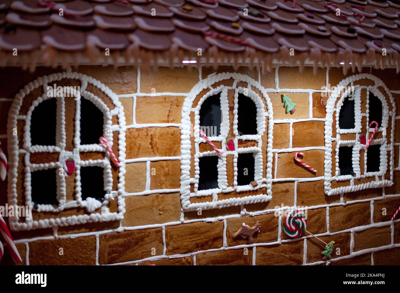 Building gingerbread house hi-res stock photography and images - Alamy