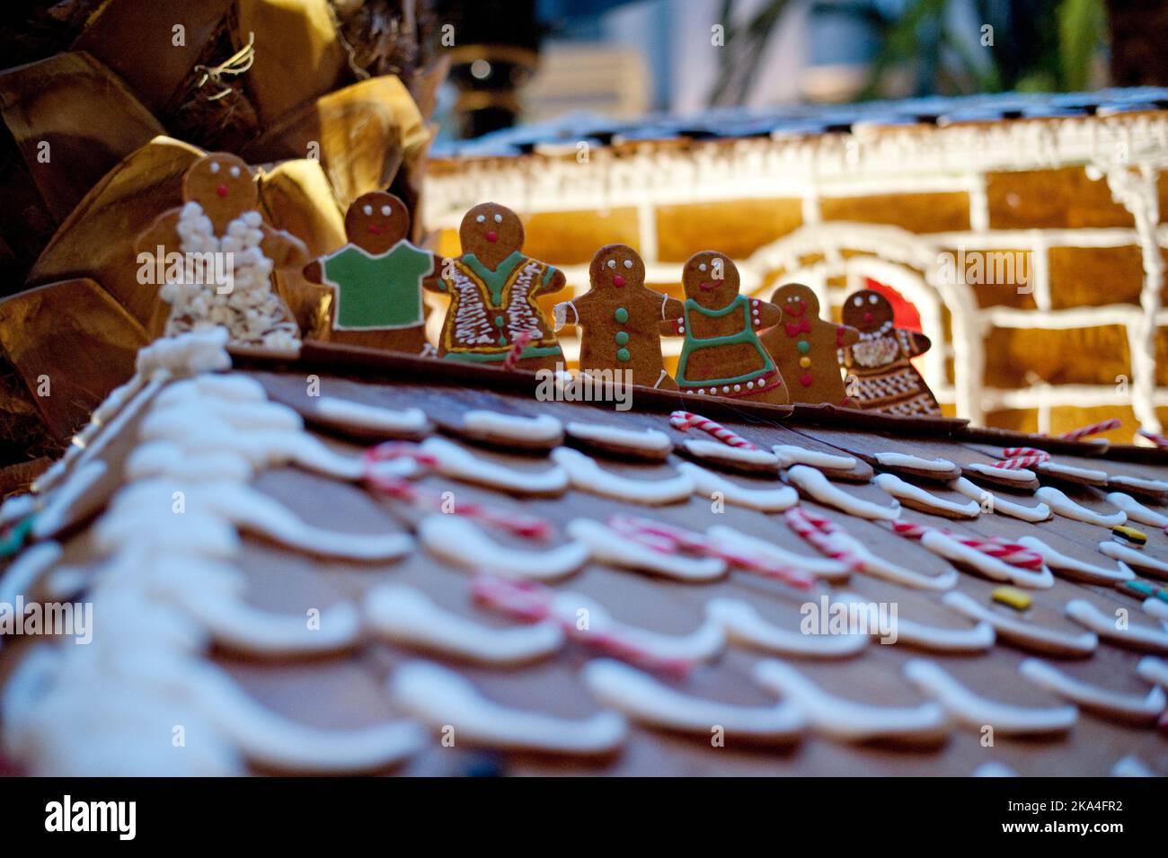 Building gingerbread house hi-res stock photography and images - Alamy