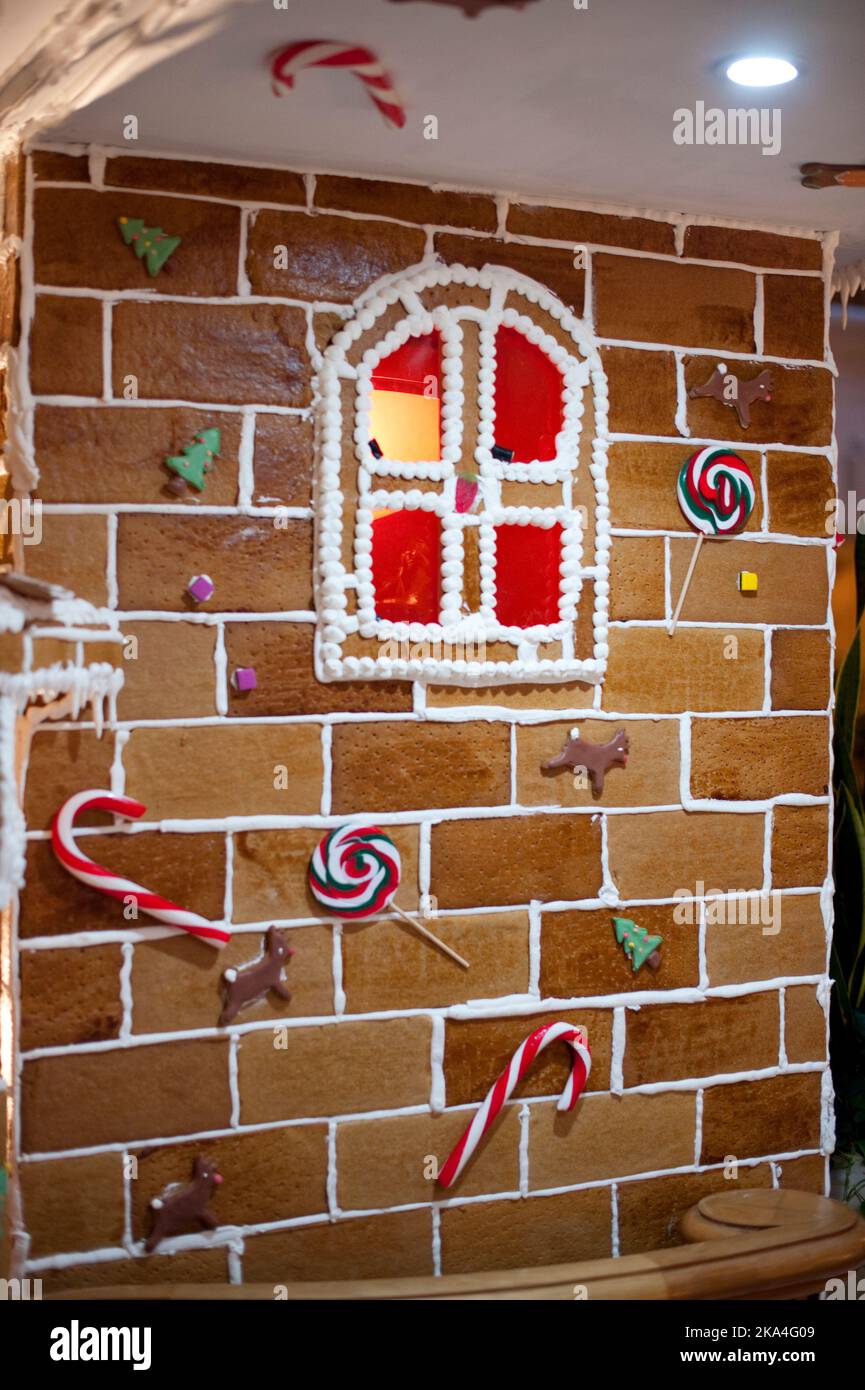 Building gingerbread house hi-res stock photography and images - Alamy