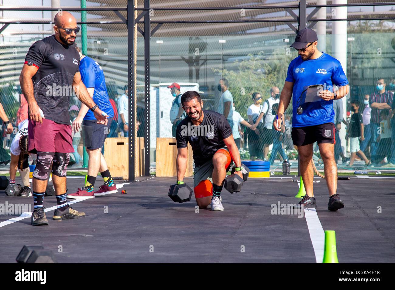 man with weights on his knees people at side of hi Stock Photo - Alamy