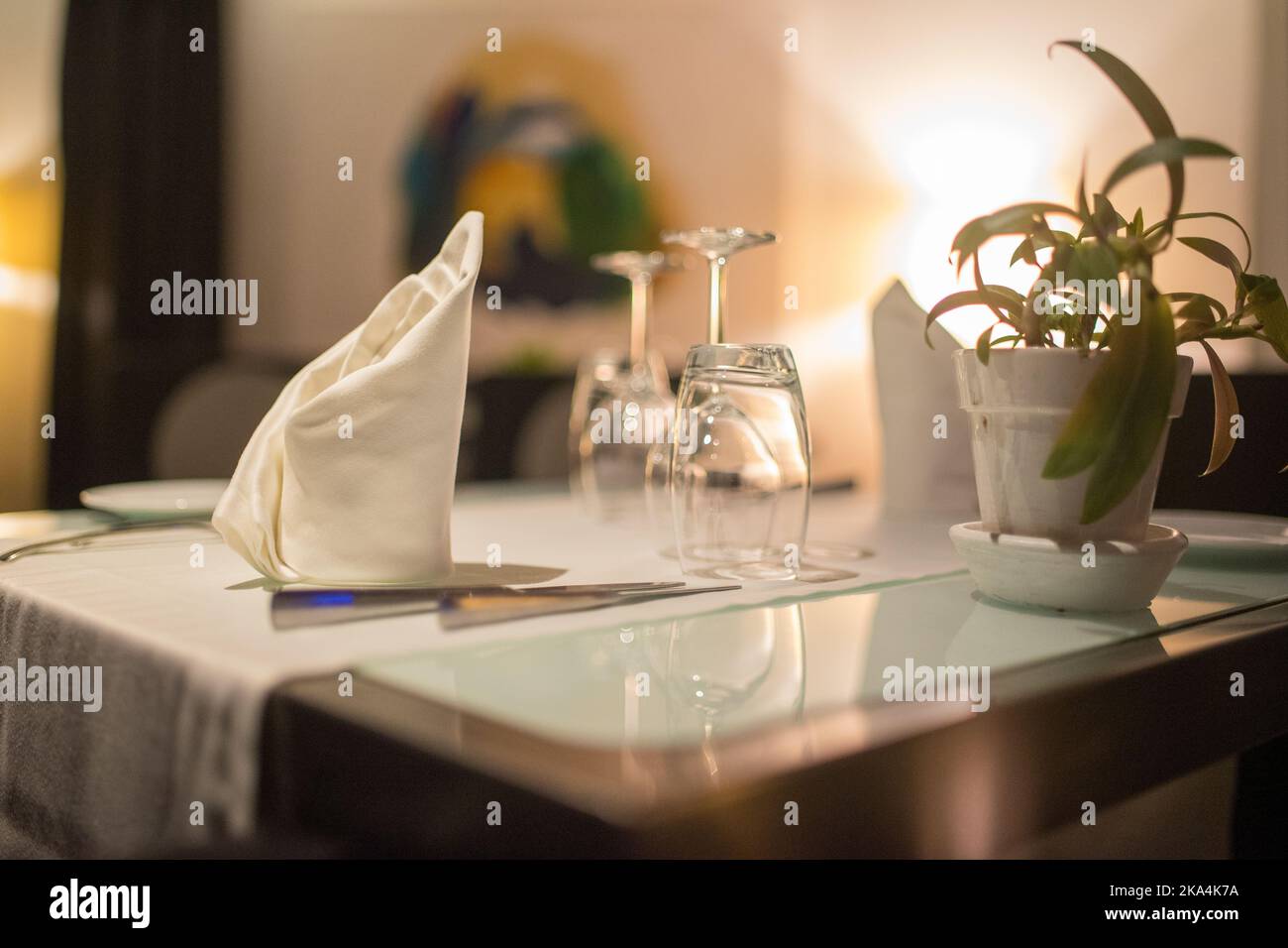 Empty dinner table in a luxurious hotel Stock Photo - Alamy