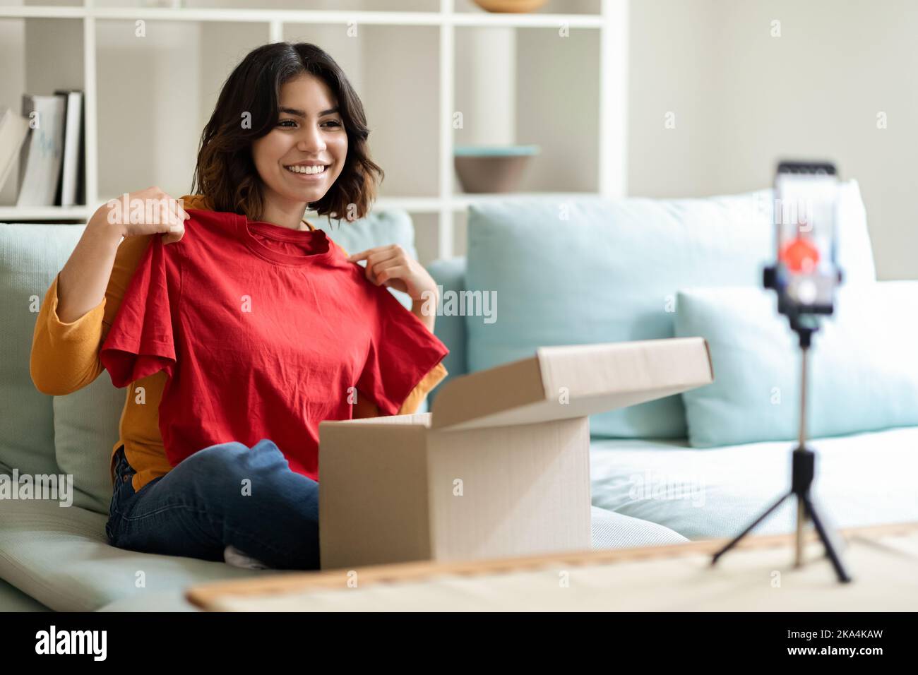 Influencer fashion video hi-res stock photography and images - Alamy