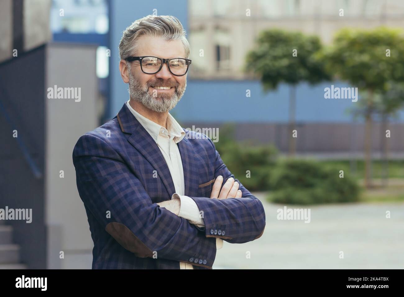 Portrait of mature gray-haired investor, senior man in glasses looking ...