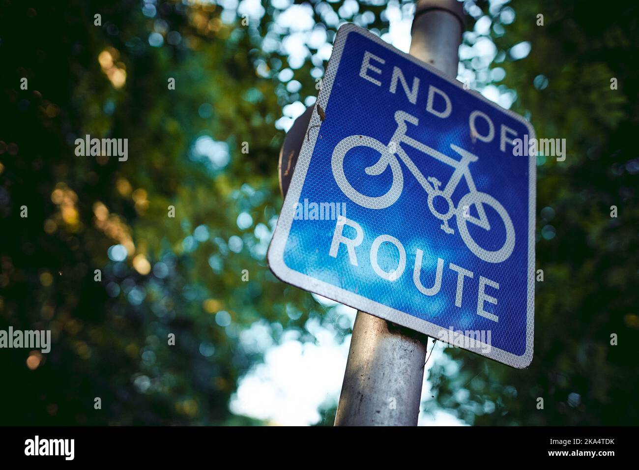 End of cycle route blue sign hi-res stock photography and images - Alamy