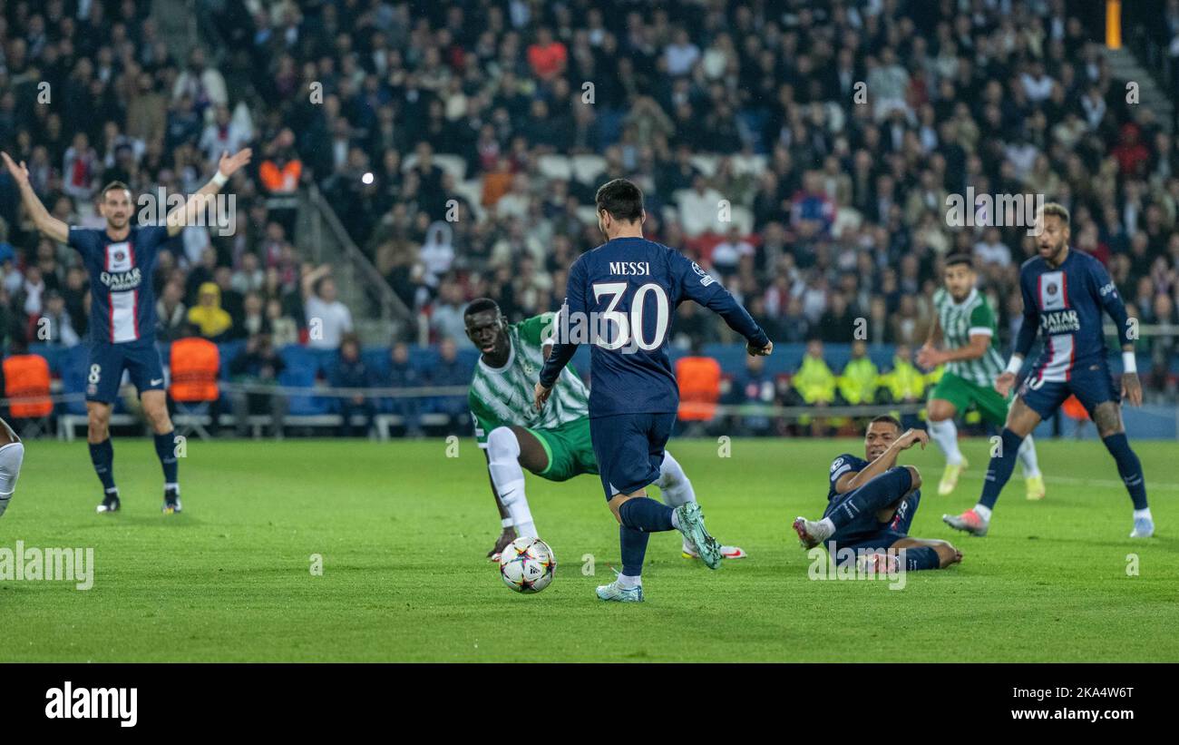 PARIS, FRANCE - OCTOBER 25: Lionel Messi of Paris Saint-Germain scoring ...