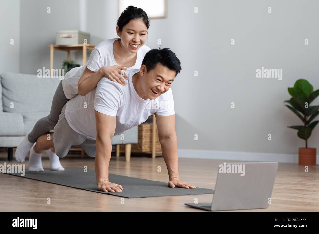 Home fitness woman planking training hi-res stock photography and ...