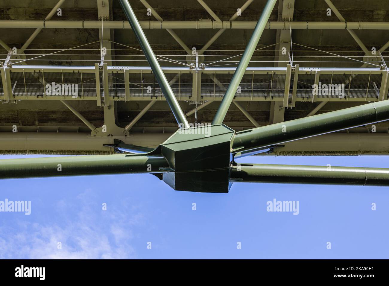 Massive steel bridge hi-res stock photography and images - Alamy