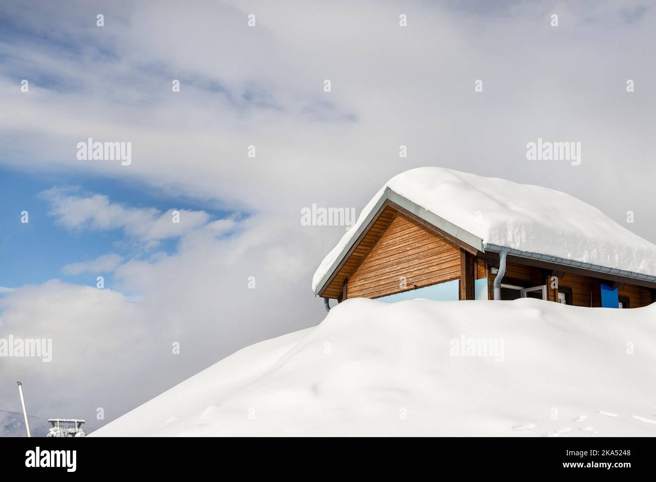 Snowbound barn hi-res stock photography and images - Alamy