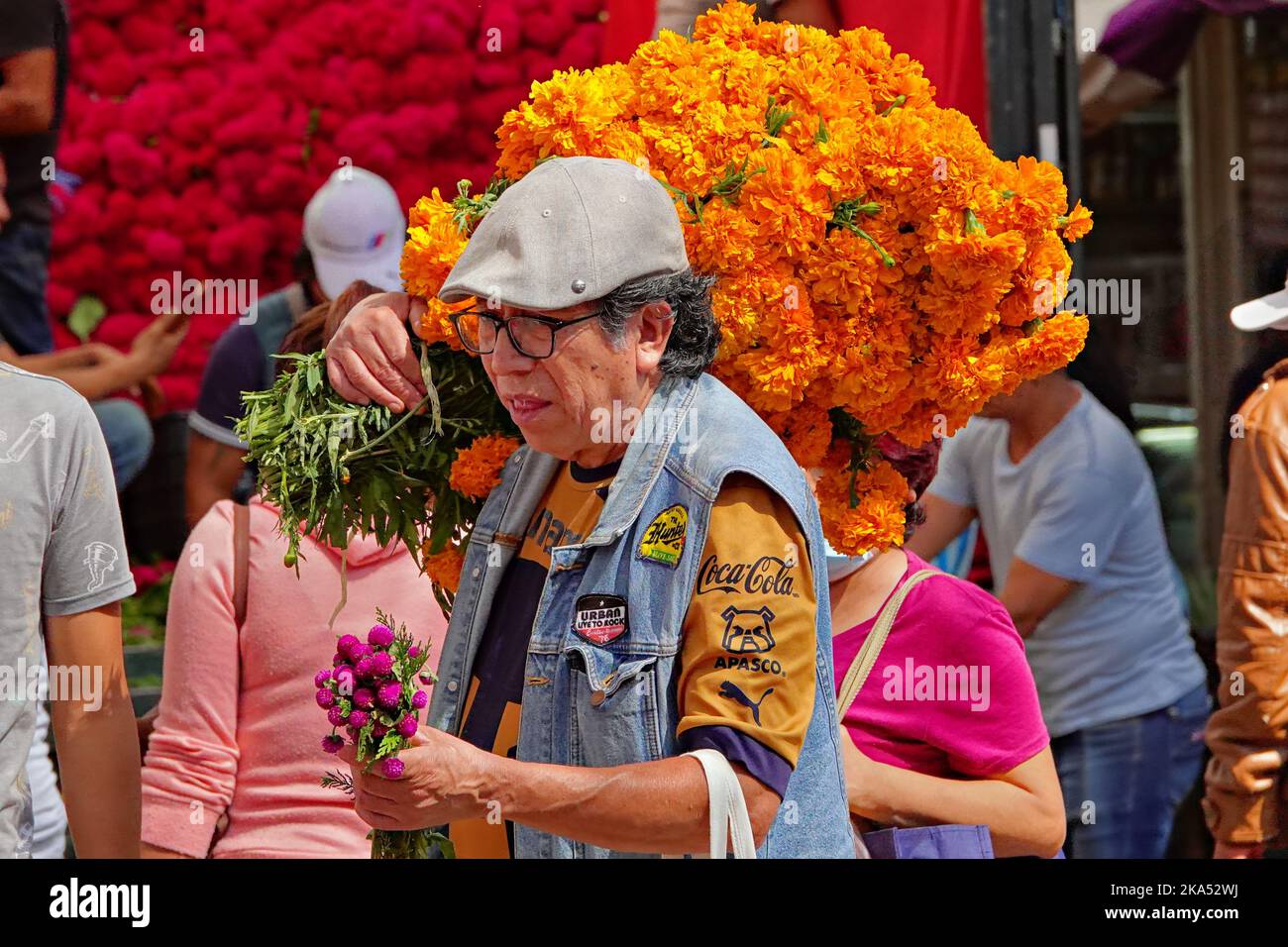Mexico City, Mexico. 31st Oct, 2022. A Mexican man carries his freshly ...