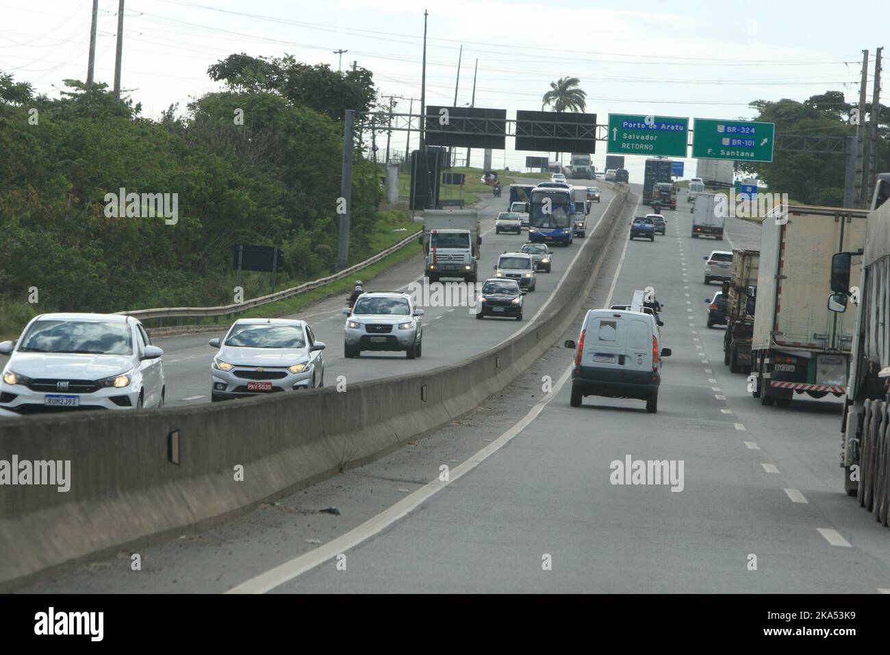 salvador, bahia, brazil - october 13, 2022: movement of vehicles on ...
