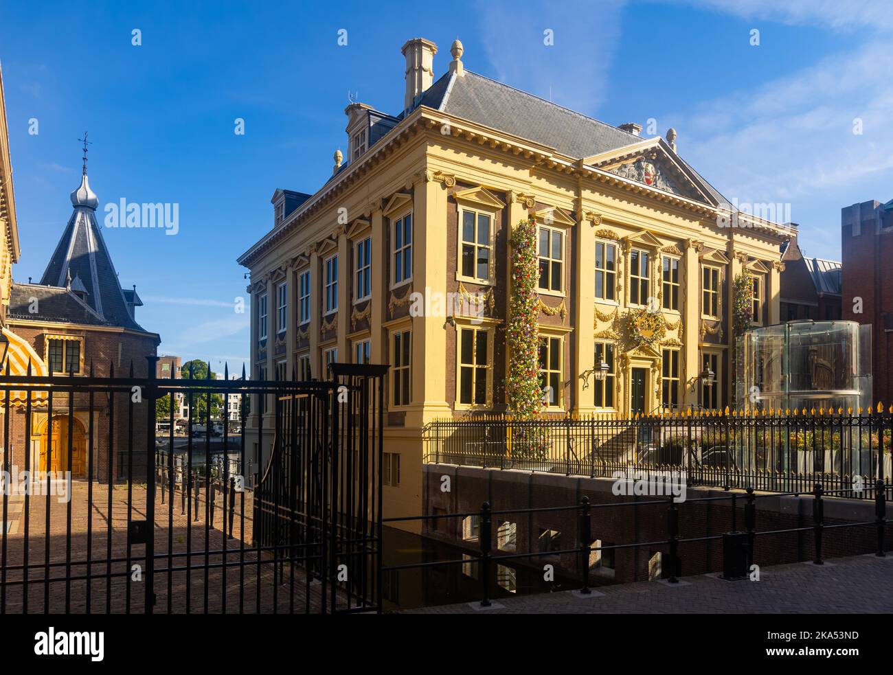 Mauritshuis art museum from outside Stock Photo - Alamy