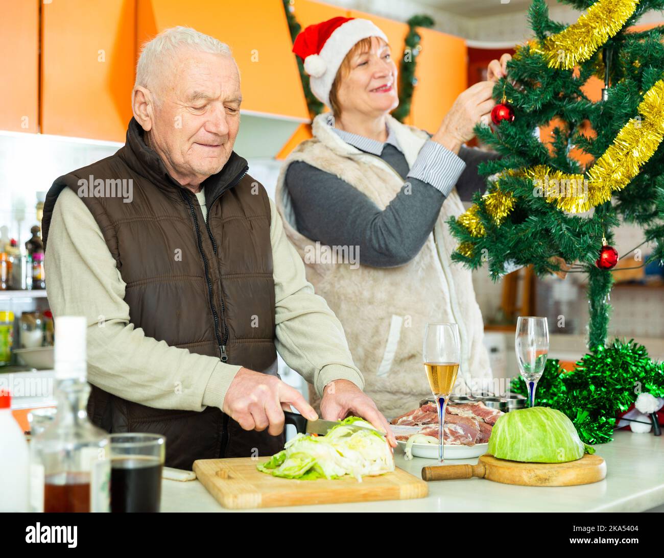 Mature man cooking christmas hi-res stock photography and images - Alamy