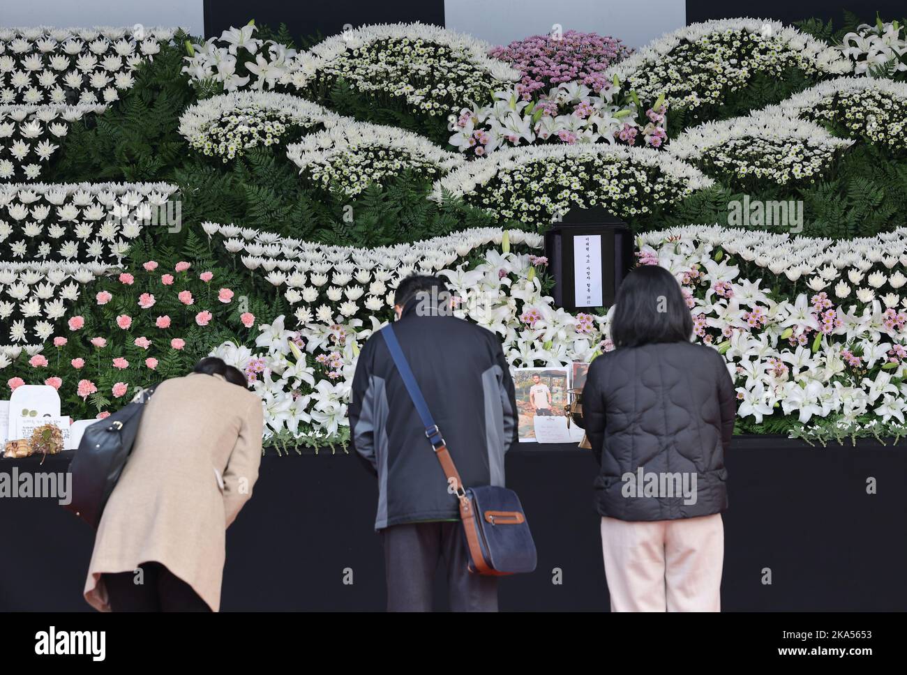 01st Nov, 2022. Paying tribute to Halloween crowd crush victims People ...