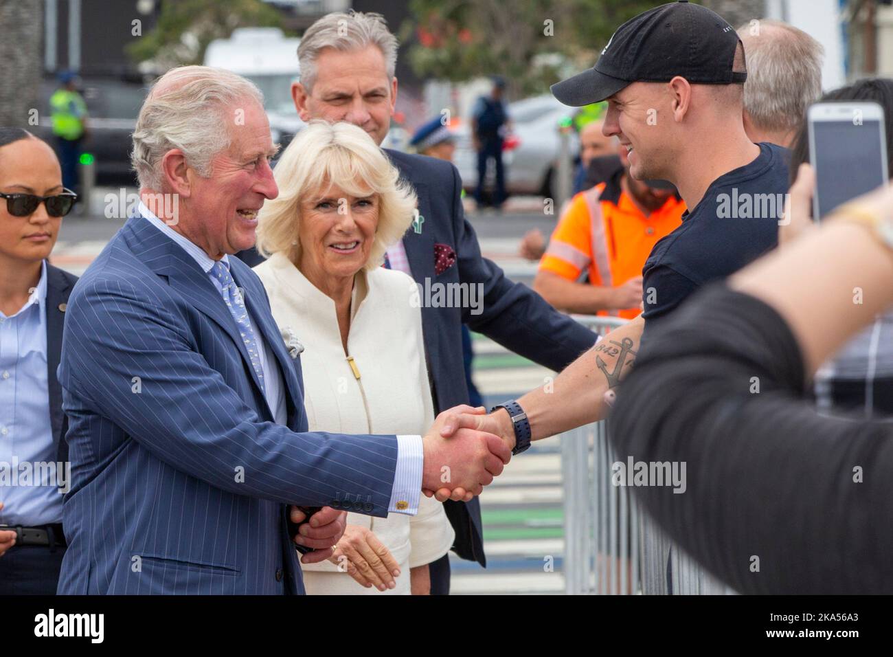 King charles hand shake hi-res stock photography and images - Alamy