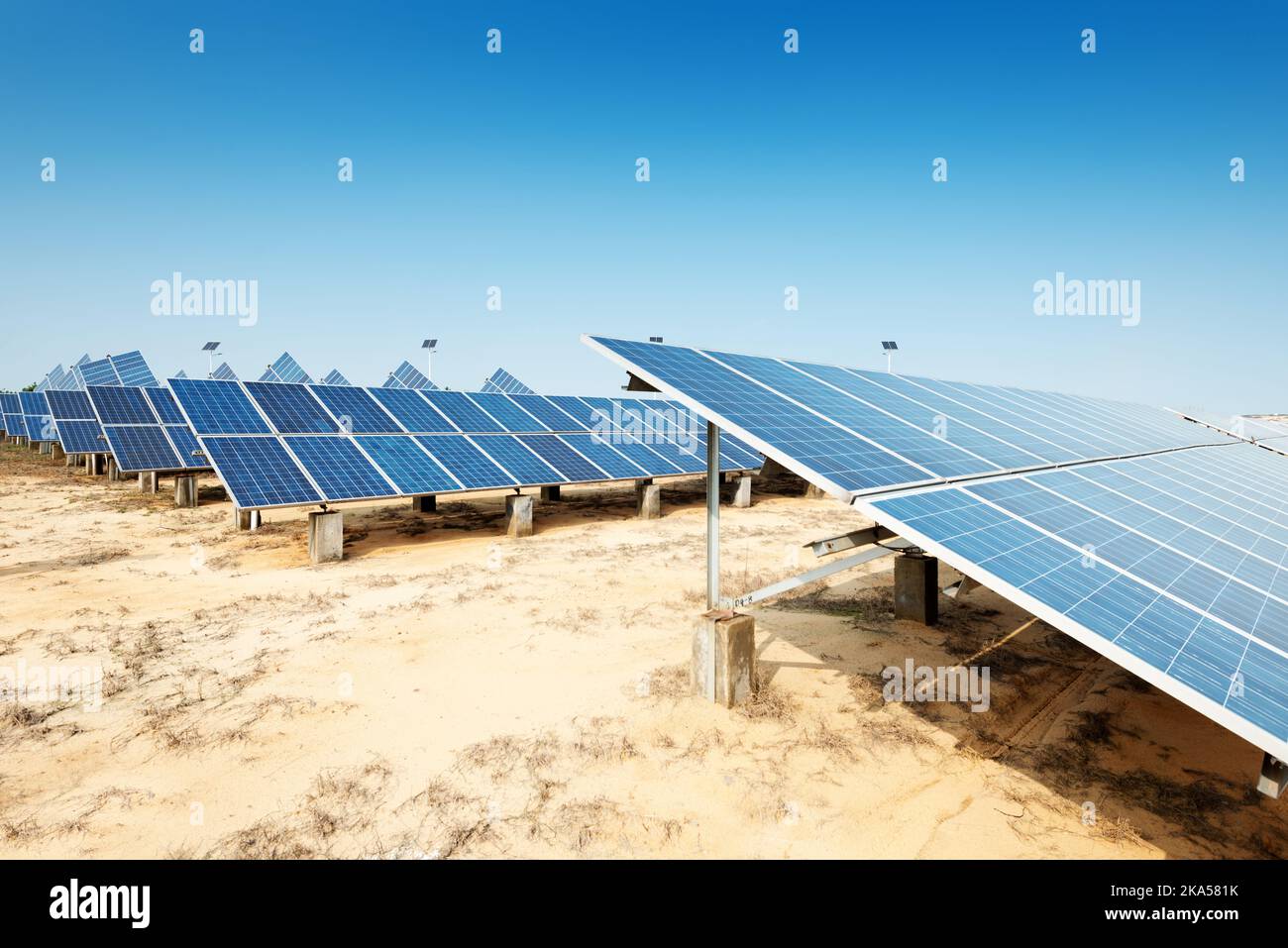 Solar panels - tracking system Stock Photo - Alamy