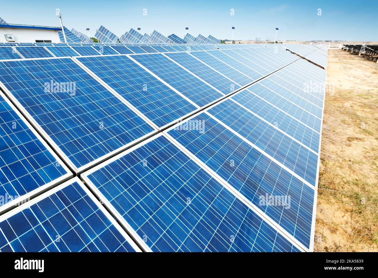 Solar panels - tracking system Stock Photo - Alamy