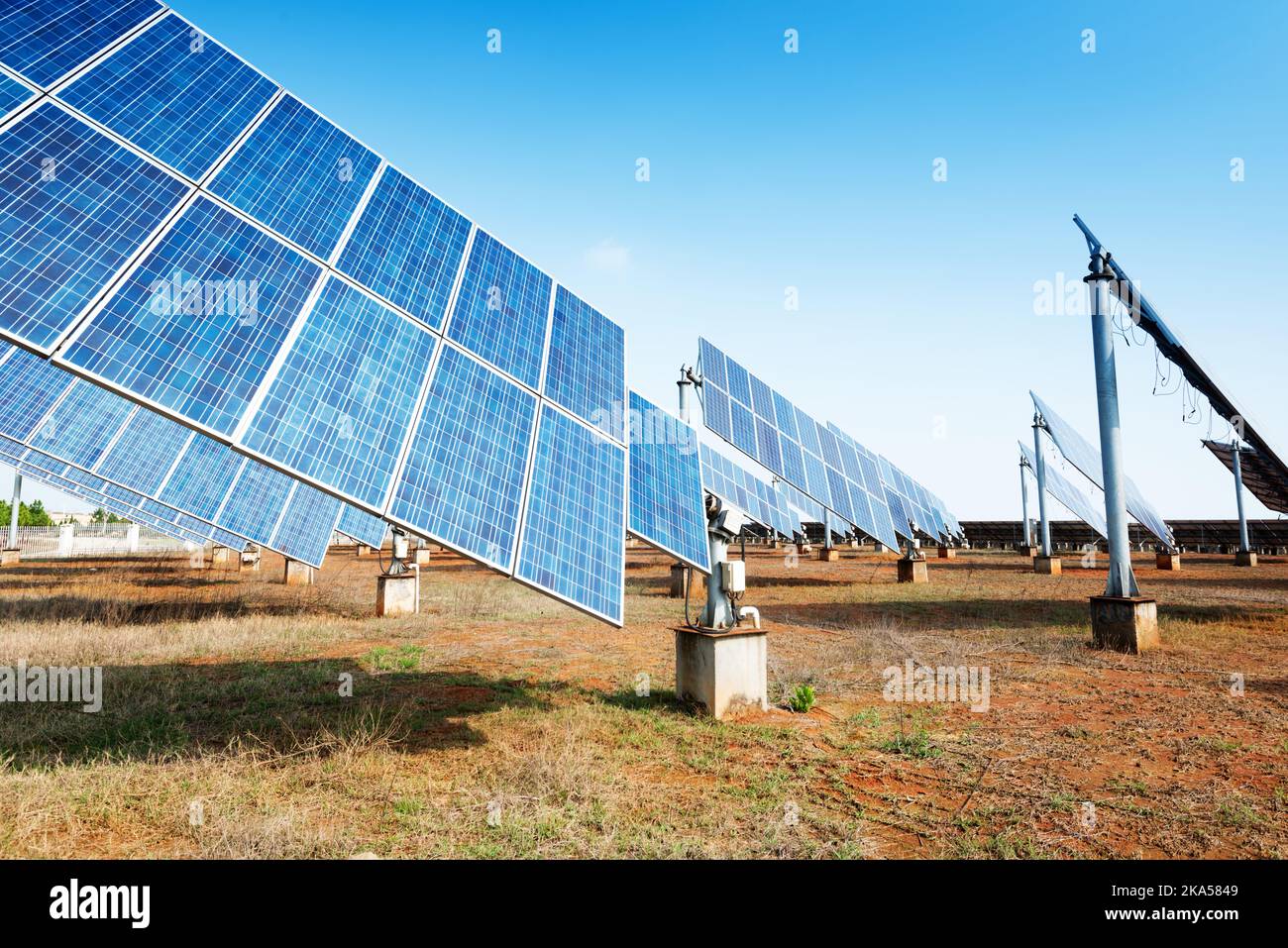 Solar panels - tracking system Stock Photo - Alamy