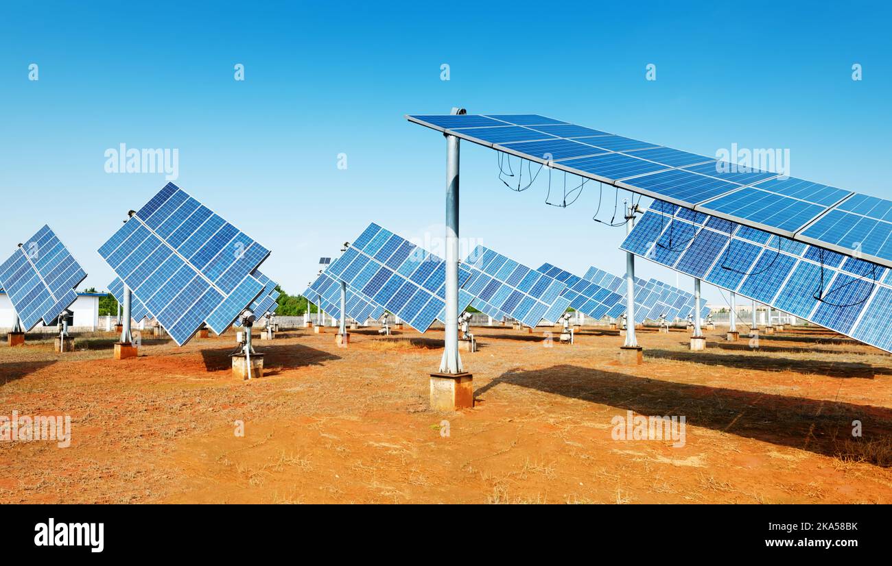 Solar panels - tracking system Stock Photo - Alamy