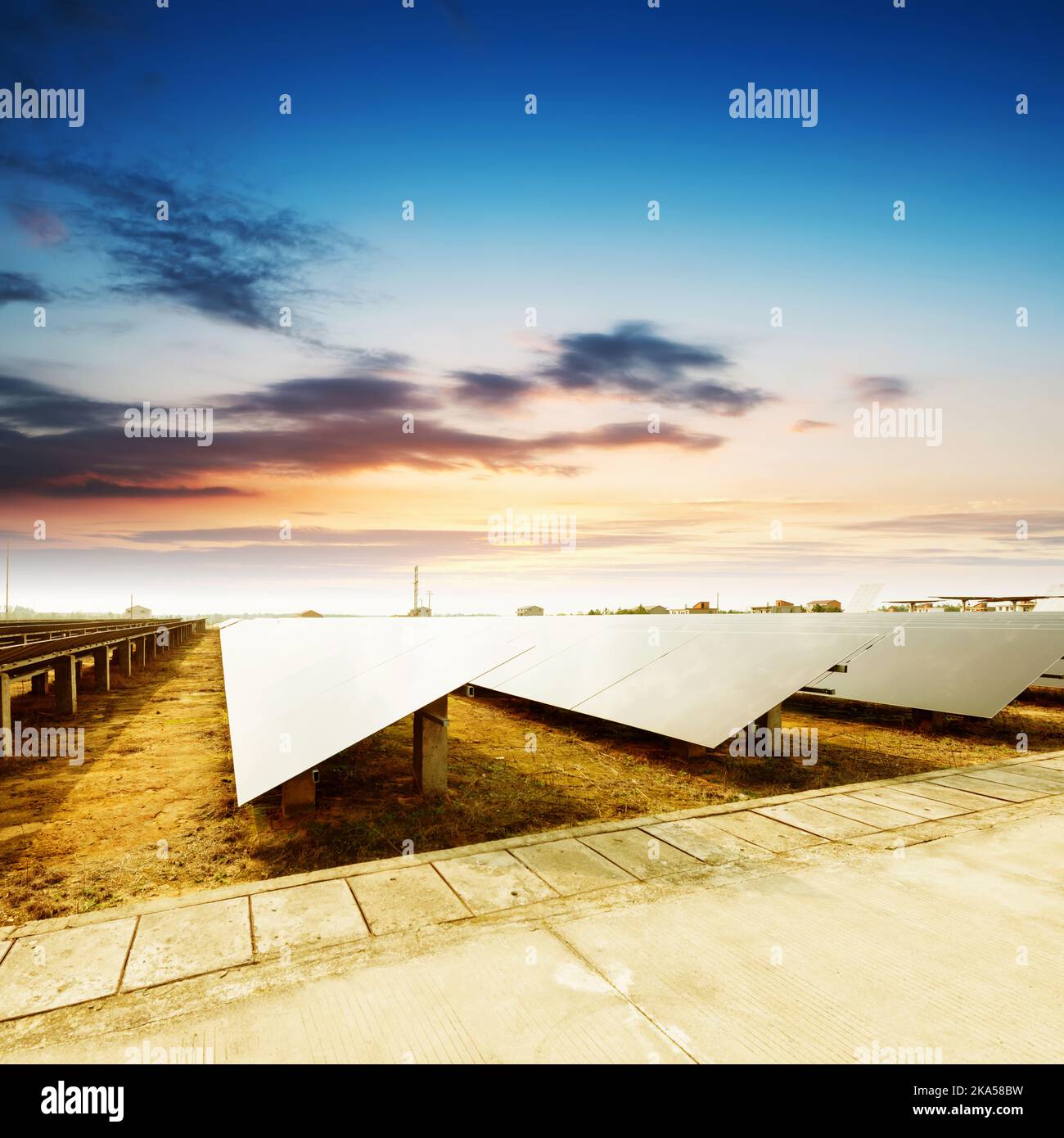 Solar panels - tracking system Stock Photo - Alamy