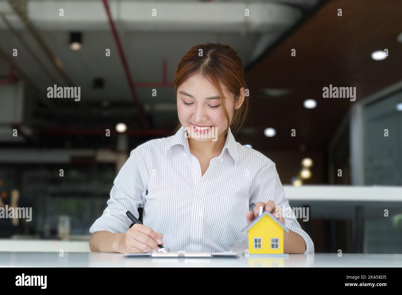 Client signing mortgage loan agreement hi-res stock photography and ...