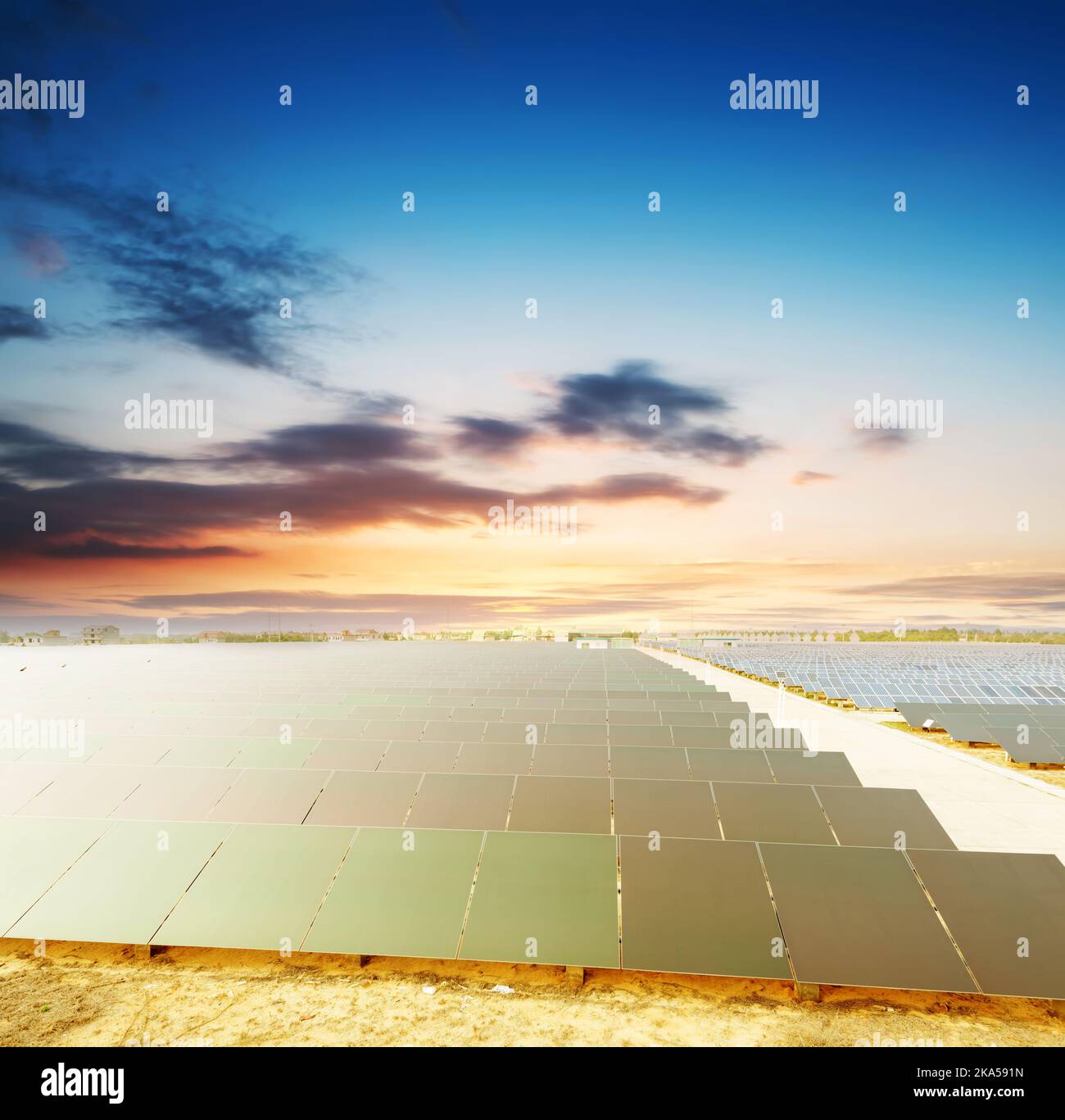 Solar panels - tracking system Stock Photo - Alamy