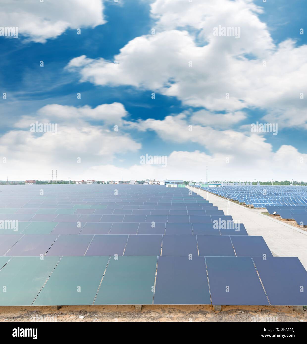 Solar panels - tracking system Stock Photo - Alamy